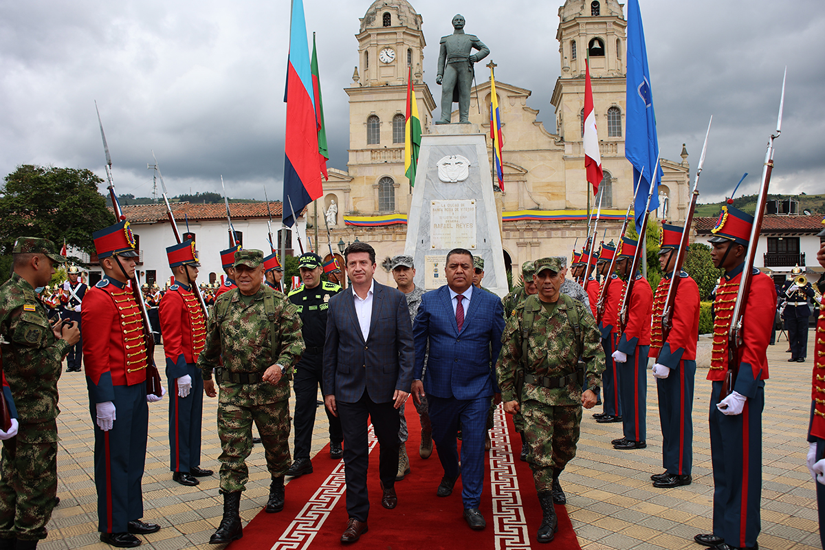 Develación de placas en homenaje al señor General Rafael Reyes Prieto ...
