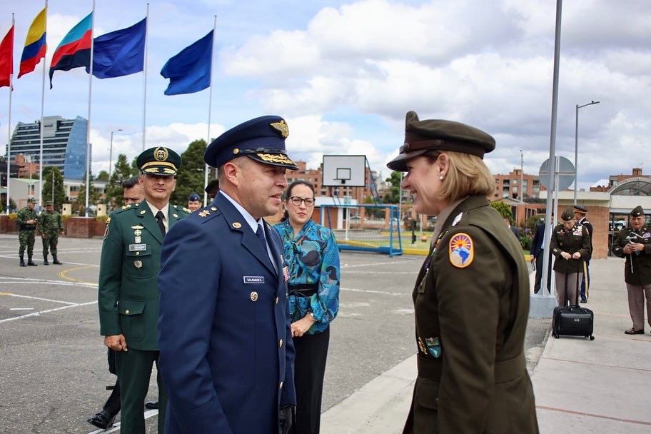 Visita de la Comandante Comando Sur de los EE.UU. | Escuela Superior de ...